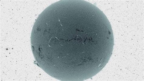 Тъмна топка в звездно поле с обърнати цветове Астрономическа снимка на деня Apod Mediabricks