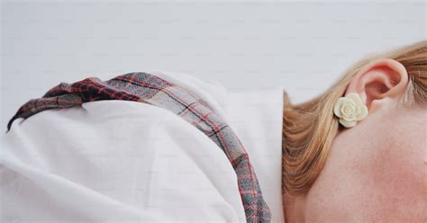 넥타이를 매고 흰 셔츠를 입은 여자 사진 Unsplash의 타탄 이미지