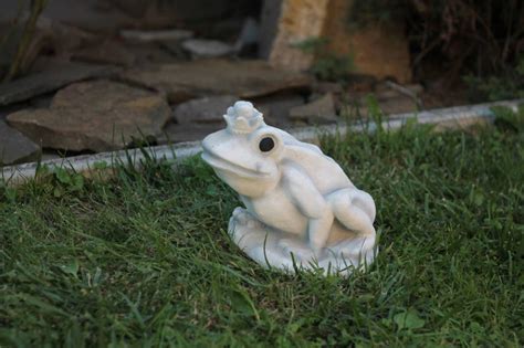 Садовая фигура статуэтка Жаба с короной для декора сада изготовлен из цемента ручной работы