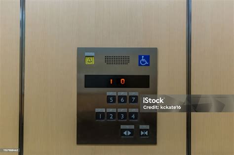 장애인 리프트 버튼의 이미지입니다 시각 장애인을위한 스테인레스 스틸 엘리베이터 패널 푸시 버튼 점자에 대한 스톡 사진 및 기타 이미지 Istock