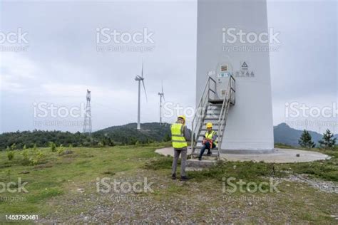 두 명의 풍력 전기 기술자가 풍력 터빈 스테이션 앞에서 작업합니다 2명에 대한 스톡 사진 및 기타 이미지 2명 35 39세