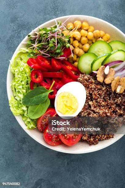 부처님 그릇 접시와 삶은 계란 Chickpea 신선한 토마토 달콤한 고추 오이 사 보이 양배추 붉은 양파 녹색 콩나물 시금치 잎 Chia와 노아 0명에 대한 스톡 사진 및