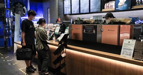 프렌차이즈형 커피숍에서 포장 주문하는 손님들