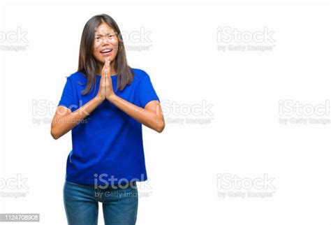 구걸 하 고 손으로 얼굴 매우 감정적이 고 걱정에 희망 식 함께 기도 격리 된 배경 위에 젊은 아시아 여자 용 서에 대 한 요구 종교 개념입니다 감정에 대한 스톡 사진 및