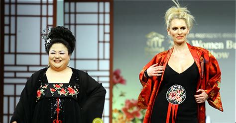 [포토엔]패션쇼 선 재즈가수 윤희정 몸매 차이나도 상관없어