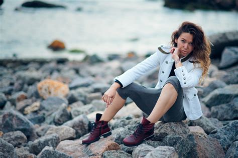 흰색 재킷과 넓은 바지를 입고 세련 된 소녀가 저녁에 바다 근처 포즈 광대한에 대한 스톡 사진 및 기타 이미지 광대한 노랑 돌 바위 Istock