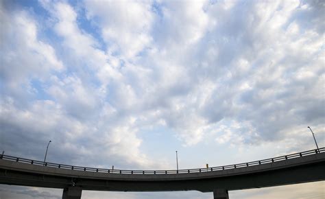 무료 이미지 구름 낮 고가 도로 하부 구조 하늘 도로 고정 링크 사진술 적운 비 건축물 기상 현상 고속