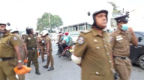 මාර්ග නීති සතේකට මායිම් නොකරන පොලිසිය Srilankaprotest Youtube