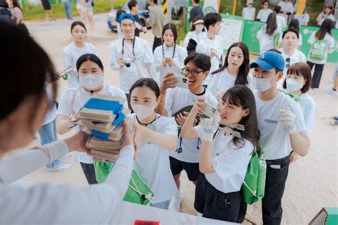 환경재단 해변을 빗질하듯 쓰레기 줍기 비치코밍 프로젝트 리얼스 마켓 파이낸셜뉴스