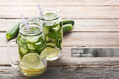 나무 테이블에 유리 항아리에 오이 레몬 민트 레모네이드 Leafs 0명에 대한 스톡 사진 및 기타 이미지 0명 개체 그룹 날것 Istock