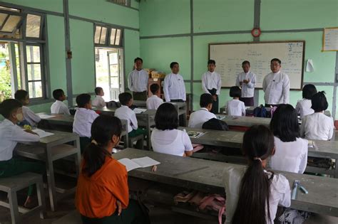 ကယားပြည်နယ်ဝန်ကြီးချုပ် ဦးဇော်မျိုးတင် လွိုင်ကော်မြို့၌ ကျောင်းသူ ကျောင်းသားများ ပညာသင်ကြားနေမ