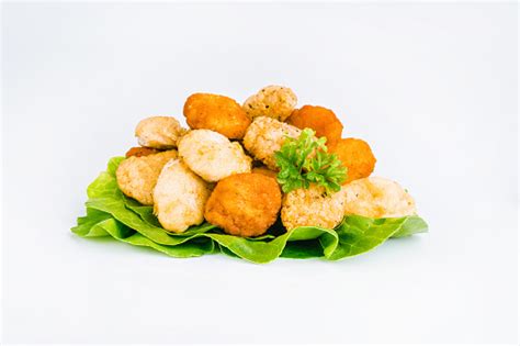 빵가루 입힌 치킨 내부 필렛은 흰색 배경에 녹색 양상추 잎 치킨 빵가루 입힌 생고기 Filletbreaded 치킨 너겟 집에서