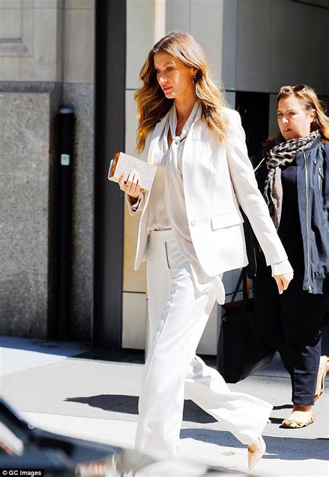Gisele Bundchen Showcases Very Long Legs In Nyc Daily Mail Online