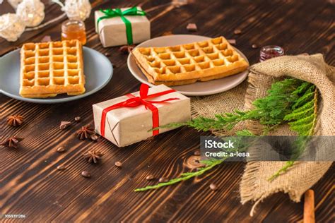 신선한 벨기에 맛 있는 와플 고 나무 배경에 선물 최고의 볼 수 있습니다 와플에 대한 스톡 사진 및 기타 이미지 와플 크리스마스 건강에 좋지 않은 음식 Istock