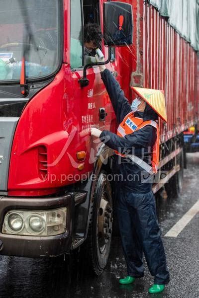 广东江门：风雨中的坚守 人民图片网