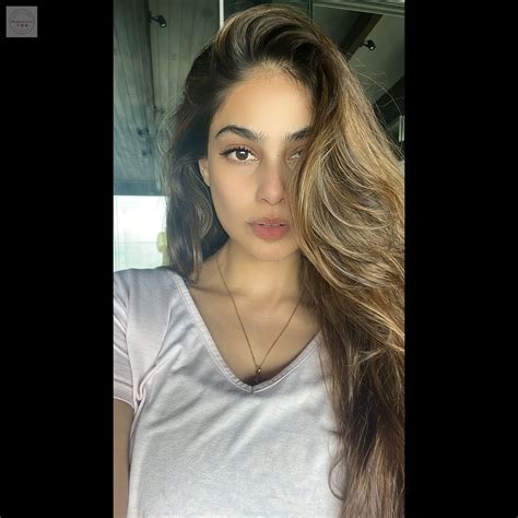 Puja Gupta Slim And Gorgeous Body Rkalpikaworld