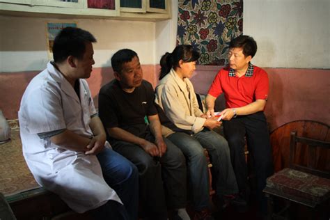 主动的与特困家庭冯金花大姐家结成帮扶对子 牡丹江肿瘤医院