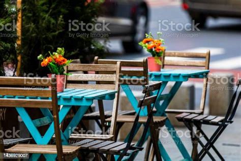 현지 야외 레스토랑에서 빈 의자가 있는 빈 테이블의 클로즈업 샷 0명에 대한 스톡 사진 및 기타 이미지 0명 가구 거리 Istock
