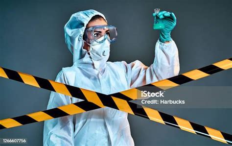 보호복을 입은 여성이 벽면 테이프 검역 뒤에 푸른 액체를 들고 플라스크를 들고 있다 Stem 주제에 대한 스톡 사진 및 기타 이미지 Stem 주제 건강 검진 건강