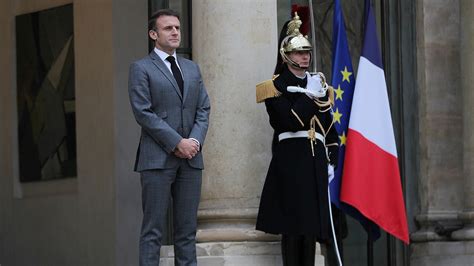 Политик Филиппо обвинил Макрона в оскорблении флага Франции на Новый год