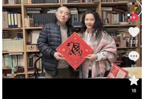 58歲何賽飛罕曝近況，滿頭烏髮素顏白得發光，嫁初戀34年感情恩愛
