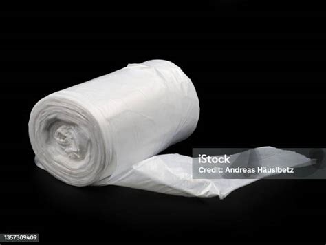 검은 색 배경에 고립 된 투명 플라스틱 폴리에틸렌 쓰레기 봉투 롤 흰색에 대한 스톡 사진 및 기타 이미지 흰색 가방 플라스틱 Istock