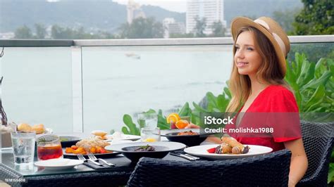 모자를 쓰고 위스키 한 잔과 함께 저녁 식사를 하는 젊은 여자 고급 호텔에 대한 스톡 사진 및 기타 이미지 고급 호텔 관광