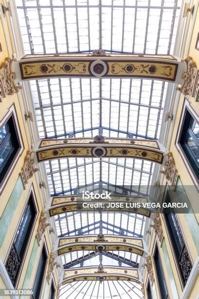 스페인 바야돌리드의 유서 깊은 도심에 있는 파사제 구티에레즈라는 쇼핑 아케이드의 전망 0명에 대한 스톡 사진 및 기타 이미지