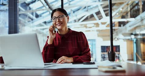 직장에 앉아 스케치를 확인하는 동안 긍정을 표현하는 기뻐하는 갈색 머리 사진 Unsplash의 기쁨 이미지