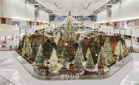 ‘빅3 백화점 크리스마스 분위기 조심스럽게 띄운다”
