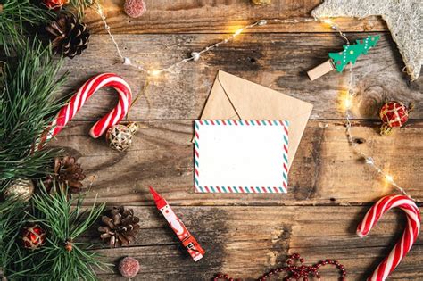 나무 배경 복사 공간에 빈 엽서 봉투와 크리스마스 장식 무료 사진