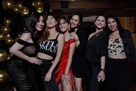 Tante Ernie Si Pemersatu Bangsa Hadiri Pesta Bajunya Bikin Netizen