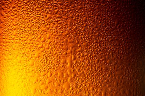 여러 맥주 병 응축 맥주 병 의 닫기 이탈리아 베네수엘라 맥주 알코올 병 양조장 이슬방울과 소용돌이 맥주 맥주 알코올 거품 질감 효과 질감 액체 0명에 대한 스톡 사진 및