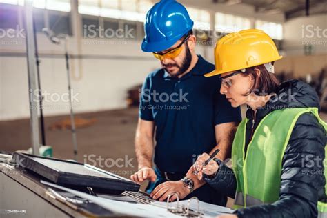 Cnc 기계 운영자 및 산업 엔지니어는 절단을위한 제조 프로그램을 입력 엔지니어에 대한 스톡 사진 및 기타 이미지 엔지니어 채용 2명 Istock