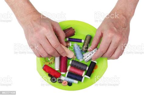 오래 된 노인 재단사 스레드 및 측정 하는 테이프의 스풀 더미에서 걸립니다 절연 개념에 대한 스톡 사진 및 기타 이미지 개념 고풍스런 공예 Istock