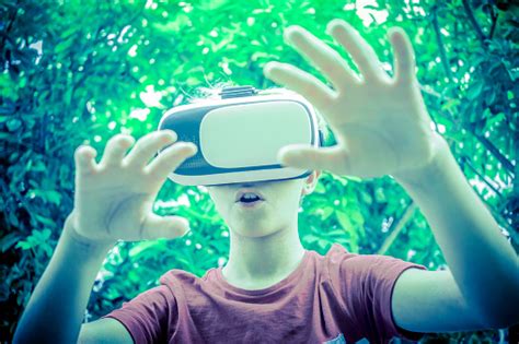 공원에서 야외 가상 현실 고글 기술로 재미를 가진 젊은 남자 Vr 헤드셋을 착용한 놀란 소년 제스처 기술 현대적인 라이프 스타일과 즐거운 청소년 개념 십대 입에 초점을