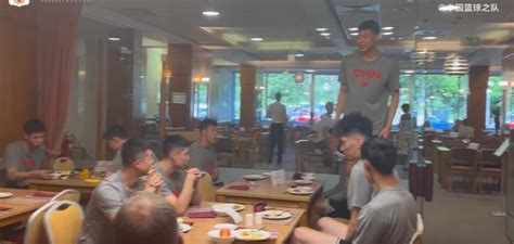 团宠！男篮欧洲拉练为郭士强庆生，乔帅指定小鬼崔永熙站椅子上唱生日歌腾讯新闻
