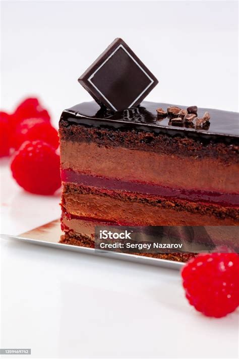 흰색 배경에 통풍이 좋은 무스와 라즈베리 젤리초콜릿 케이크 조각 0명에 대한 스톡 사진 및 기타 이미지 0명 갈색 건강관리와 의술 Istock