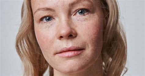 젊은 아름 다운 주근깨 여자는 건강한 피부를 가진 초상화입니다 완벽한 피부를 가진 꿈꾸는 아가씨의 세로 초상화 보기 여성의 외모와 미용 개념 스톡 사진 사진