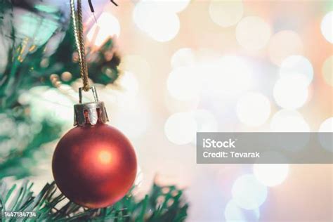 크리스마스 장식 복사 공간이있는 추상보네 배경 위에 소나무 가지 크리스마스 나무 화환과 장식에 매달려있는 빨간 공 0명에 대한 스톡 사진 및 기타 이미지 Istock