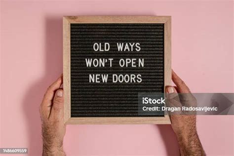 낡은 길은 새로운 문을 열지 못할 것이다 검은색 편지판에 동기 부여 인용문 분홍색 배경에 Y 오늘의 개념에 대한 영감을 주는 인용문 인사말 카드 엽서 오래된에 대한 스톡