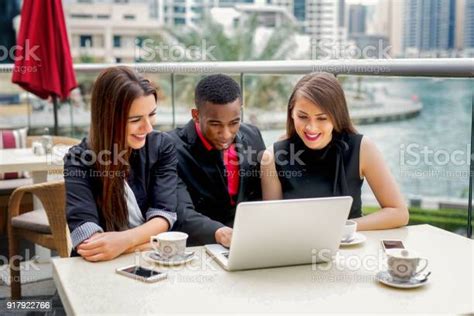 아프리카 Amerian 그리고 강에 의해 사무실 밖에 서 노트북에 두 백인 여자 결정에 대한 스톡 사진 및 기타 이미지 결정 계기판 측정기 금융 Istock