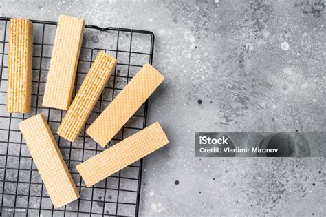 랙에 바닐라 크림이 있는 드라이 웨이퍼 스틱 비스킷 회색 배경입니다 상의 View 0명에 대한 스톡 사진 및 기타 이미지 0명 가득 찬 갈색 Istock
