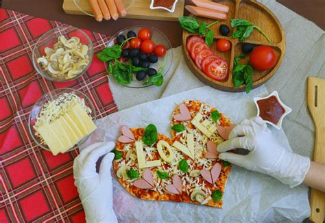 피자를 준비하는 과정 하트 모양의 피자 이탈리아 음식 세인트 발렌틴의 날 축하 로맨틱한 아침 식사 창의적인 아이디어 피자에 대한 스톡 사진 및 기타 이미지 Istock