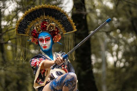 有关人体彩绘 傳統 優雅 公園 劍 女人 擺姿勢 文化 服裝 模特兒 站立 花園 藝妓 面部彩绘 頭飾的免费素材图片