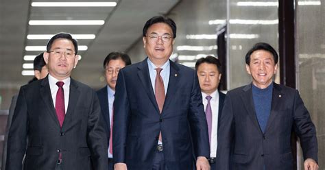 마스크 벗은 국민의힘 웃으며 비대위 입장