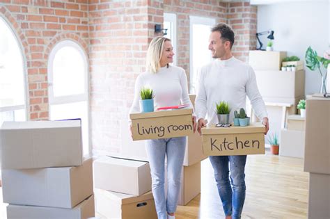 젊은 아름다운 부부는 새로운 가정에서 골판지 상자를 이동 2명에 대한 스톡 사진 및 기타 이미지 2명 가구 남자 Istock