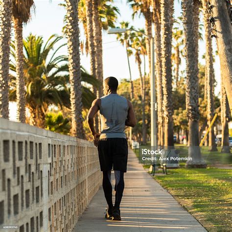 젊은 남성 흑인 운동 선수 운동 에서 공원에서 운동 로스 앤젤레스 거리에 대한 스톡 사진 및 기타 이미지 거리 건강한 생활방식 공원 Istock
