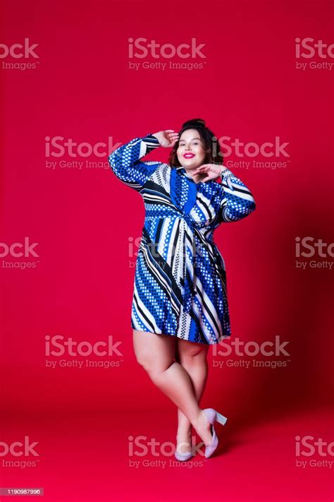 플러스 사이즈 모델 블루 드레스 뚱뚱한 여자에 빨간 배경 곡선에 대한 스톡 사진 및 기타 이미지 곡선 풍만한 몸 드레스