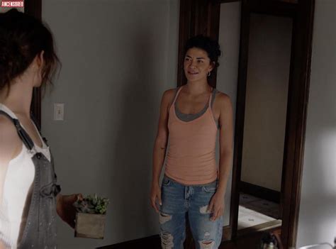 Голая Джессика Зор в Shameless Us